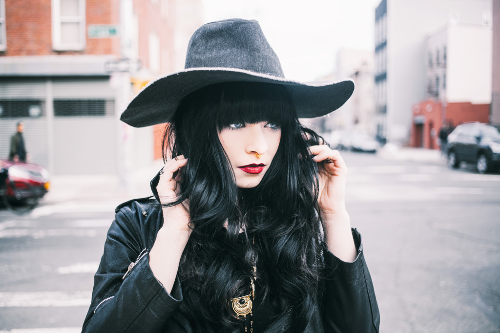 Never let the darkness leave us. - Jag Lever - I Live